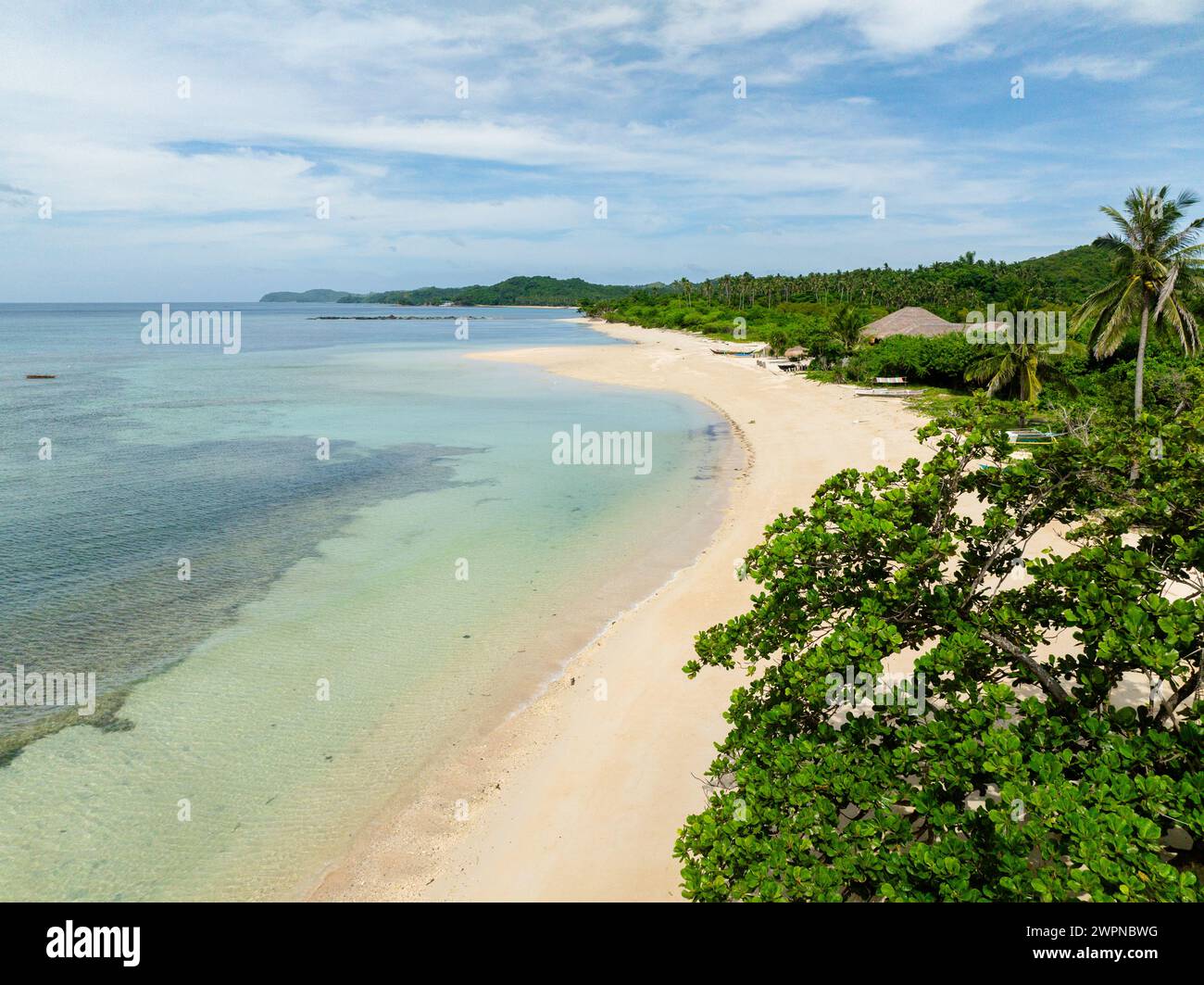 Transparent water and waves on white sand beach in Santa Fe, Tablas ...
