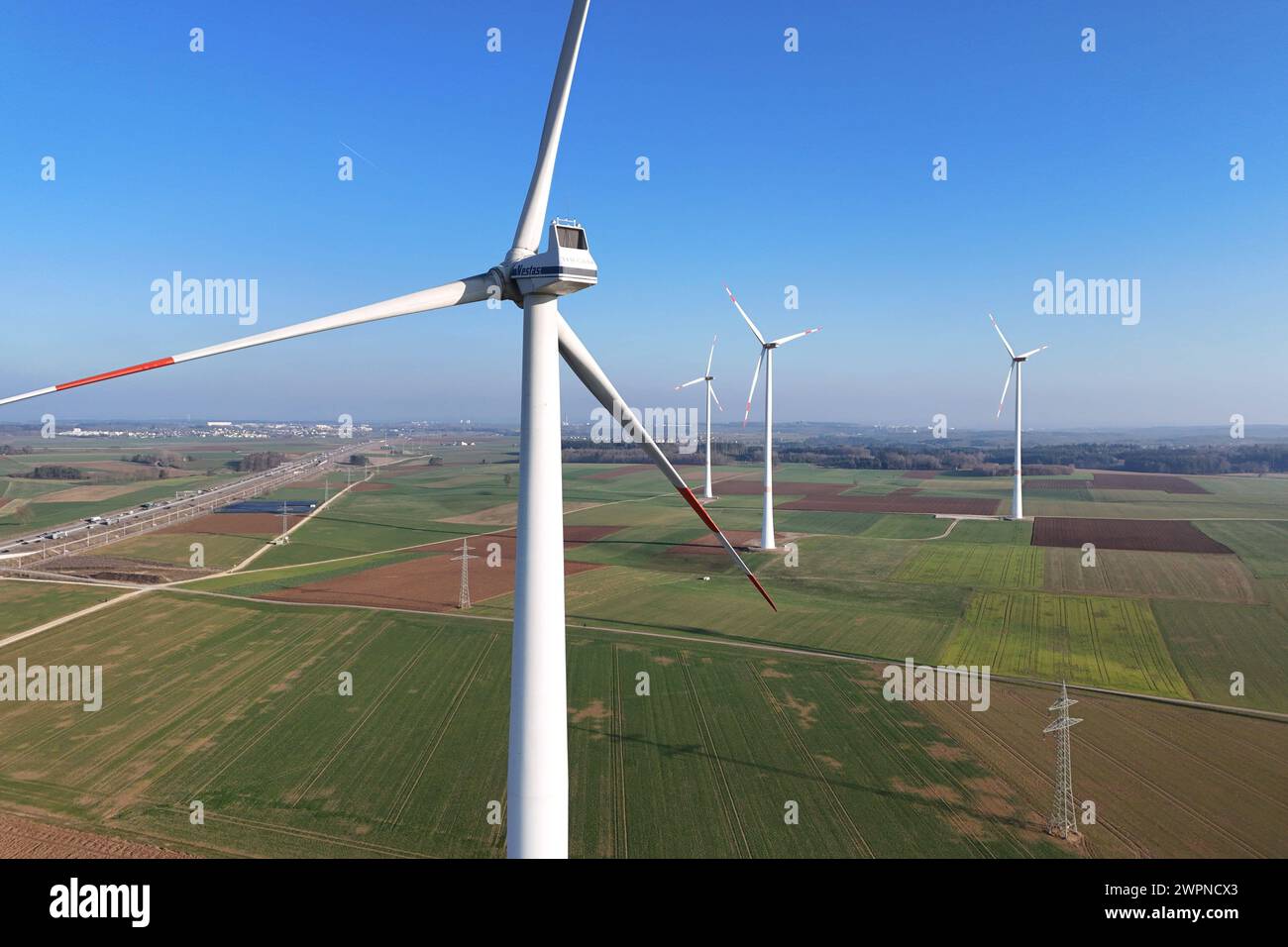 Windkraftraeder auf der Schwaebischen Alb bei Dornstadt entlang der ...