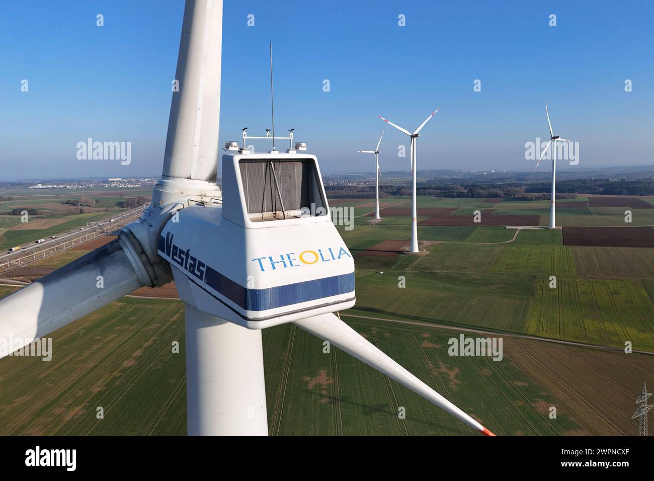 Windkraftraeder auf der Schwaebischen Alb bei Dornstadt entlang der ...