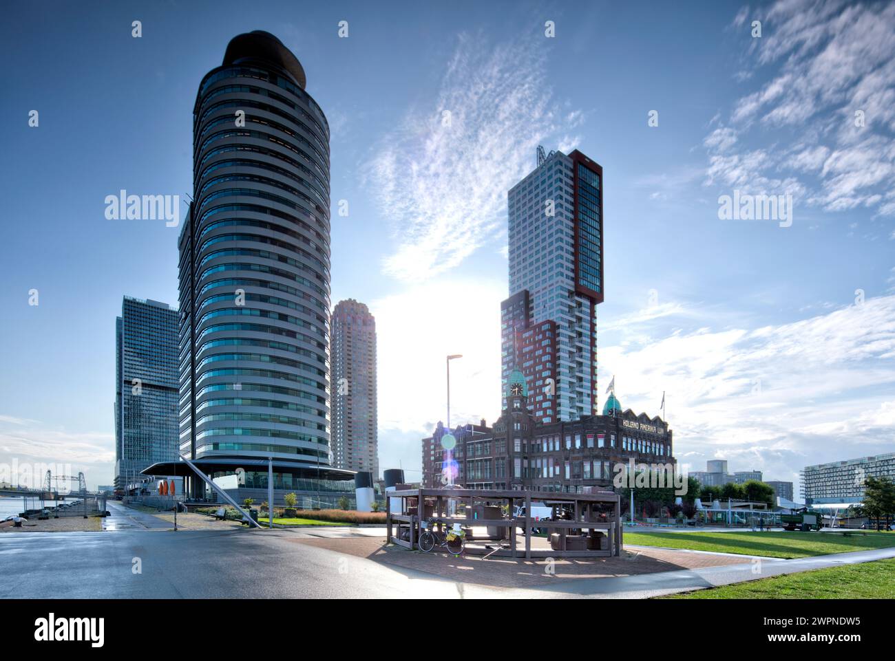 Artwork 'lost luggage depot' voor landverhuizers, Koninginnehoofd ...