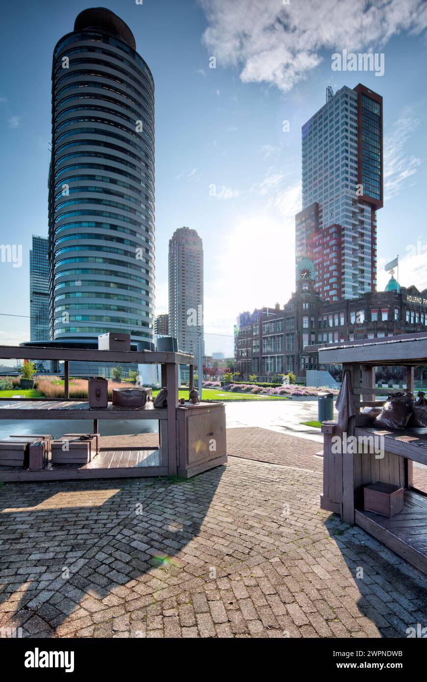 Artwork 'lost luggage depot' voor landverhuizers, Koninginnehoofd ...