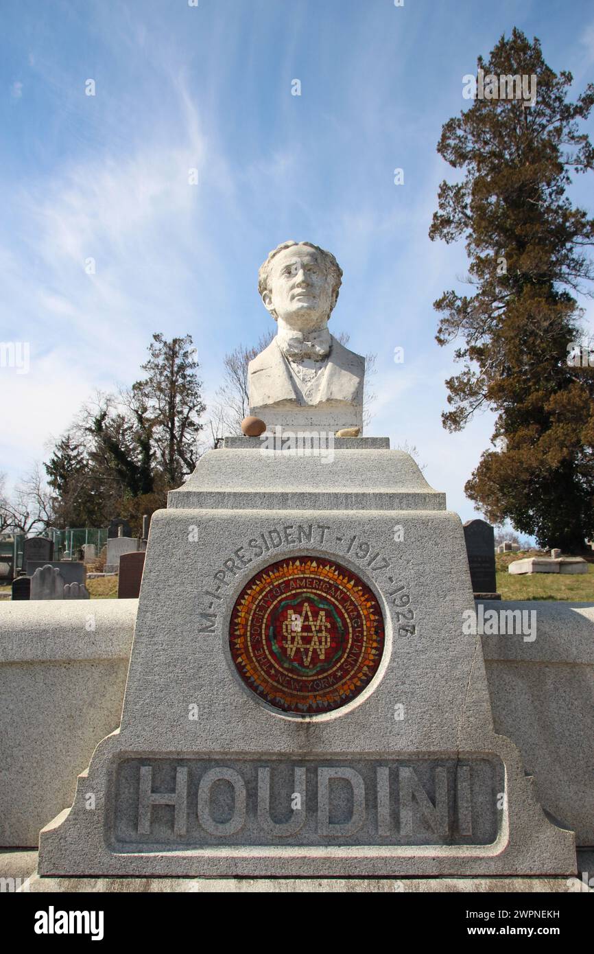 New York, USA. 08th Mar, 2024. The sun shines over the gravesite of ...