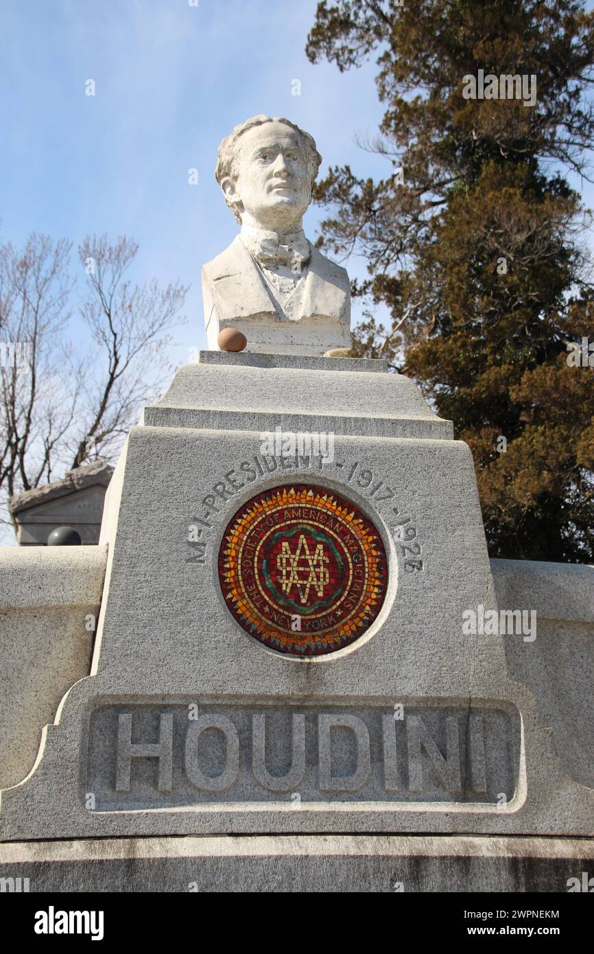 New York, USA. 08th Mar, 2024. The sun shines over the gravesite of ...