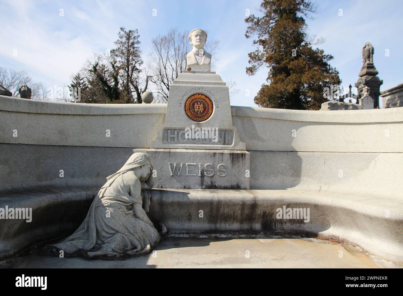 New York, USA. 08th Mar, 2024. The sun shines over the gravesite of ...