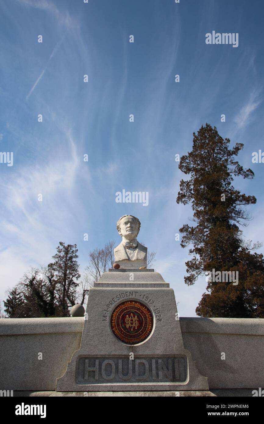 New York, USA. 08th Mar, 2024. The sun shines over the gravesite of ...