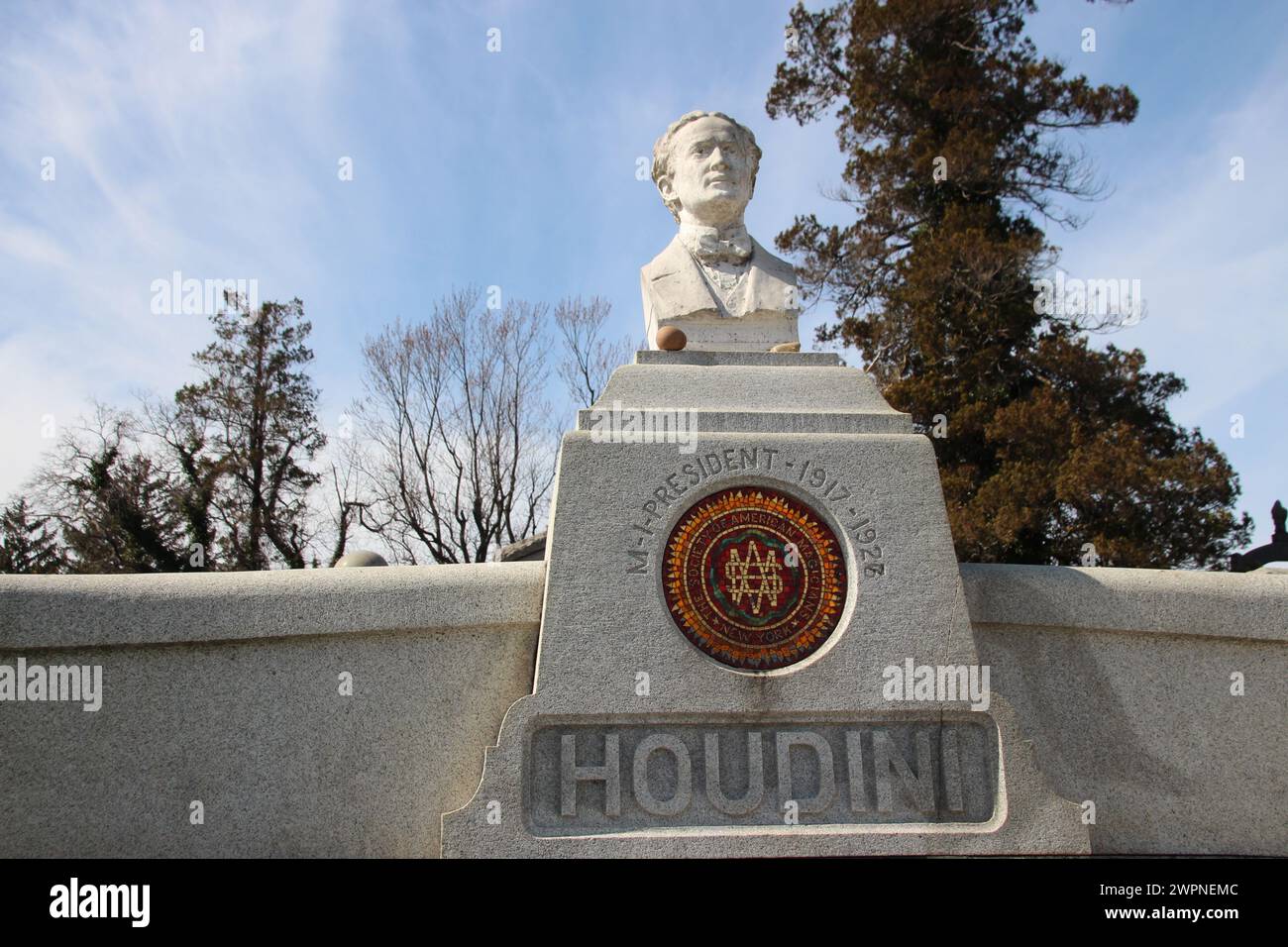 New York, USA. 08th Mar, 2024. The sun shines over the gravesite of ...