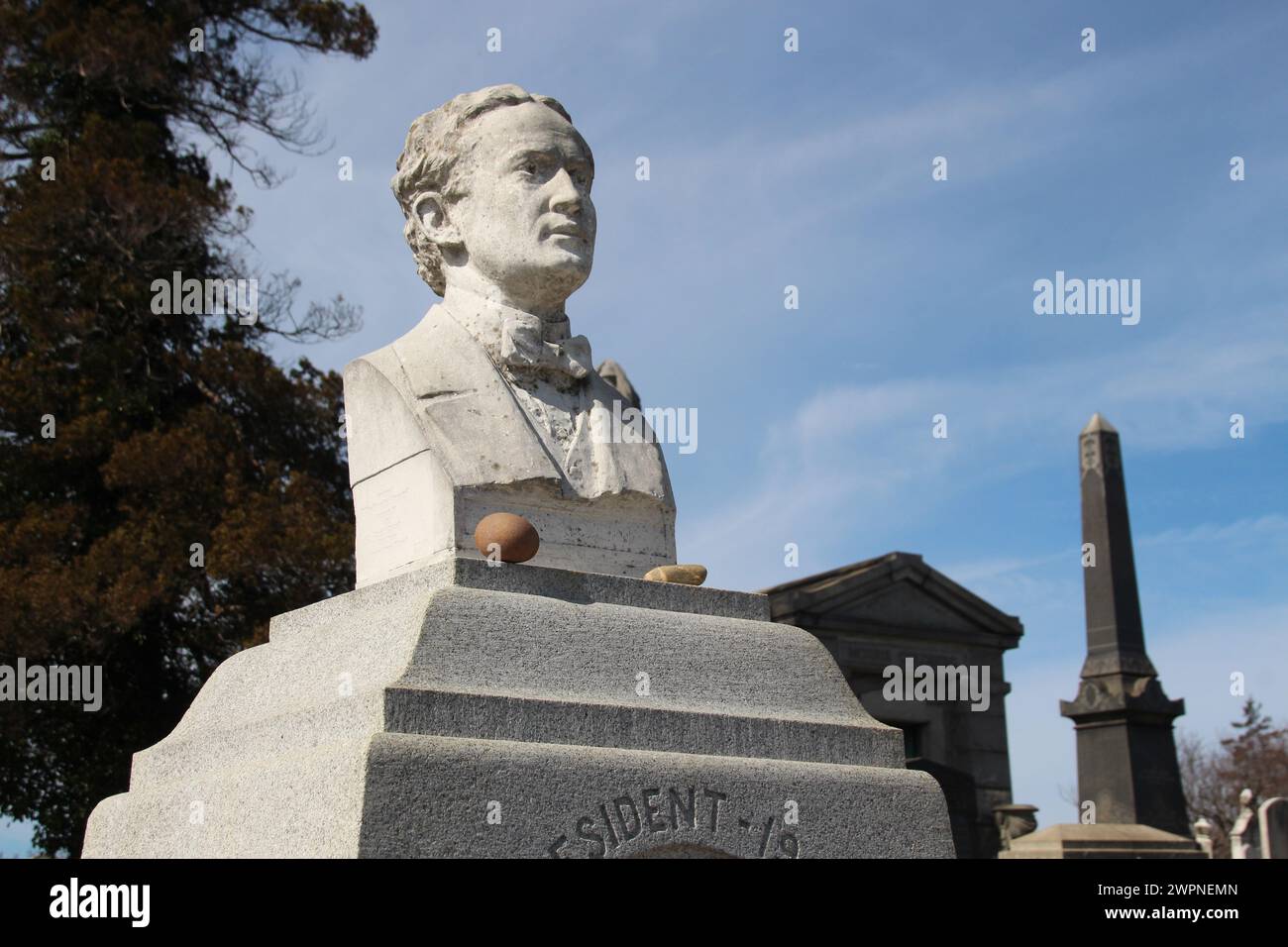 New York, USA. 08th Mar, 2024. The sun shines over the bust on the ...