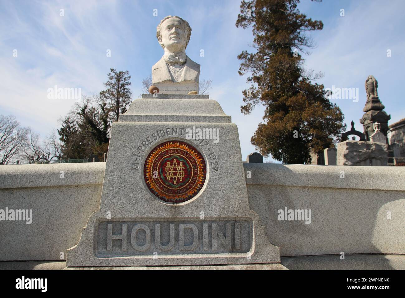 New York, USA. 08th Mar, 2024. The sun shines over the gravesite of ...
