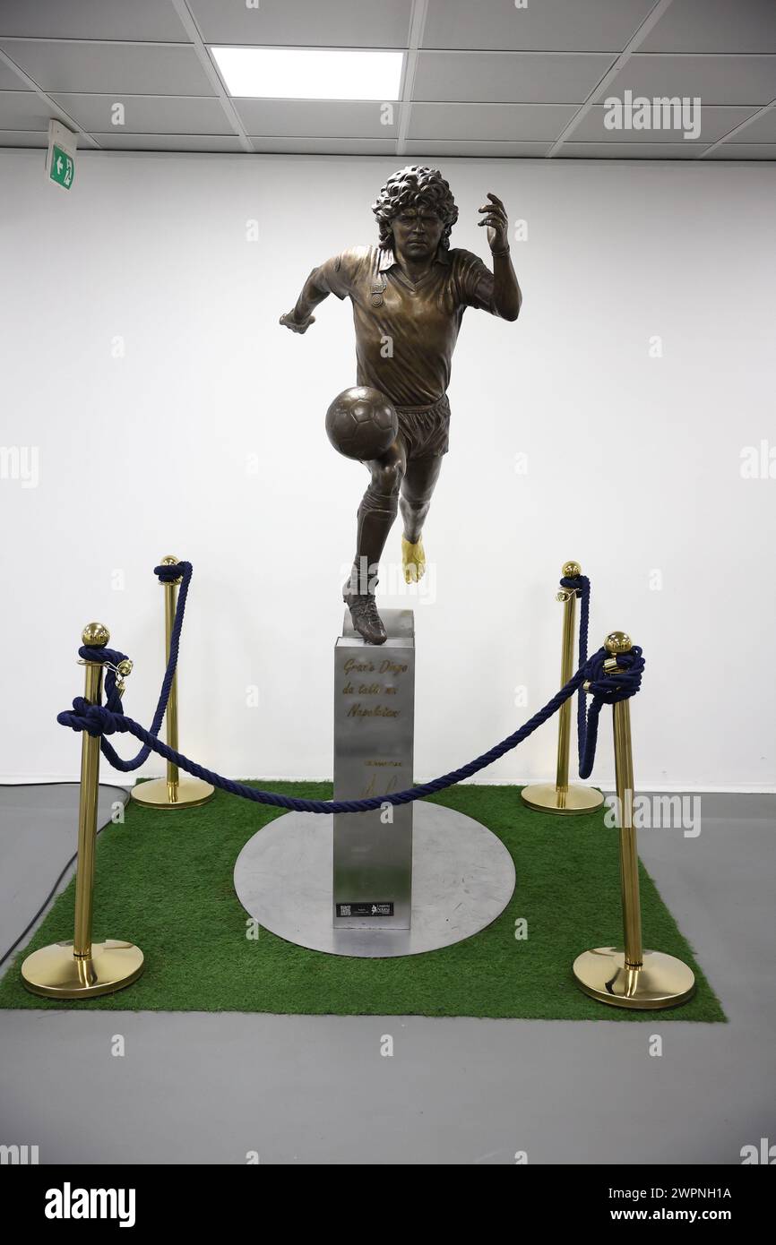 Diego maradona statue hi-res stock photography and images - Alamy