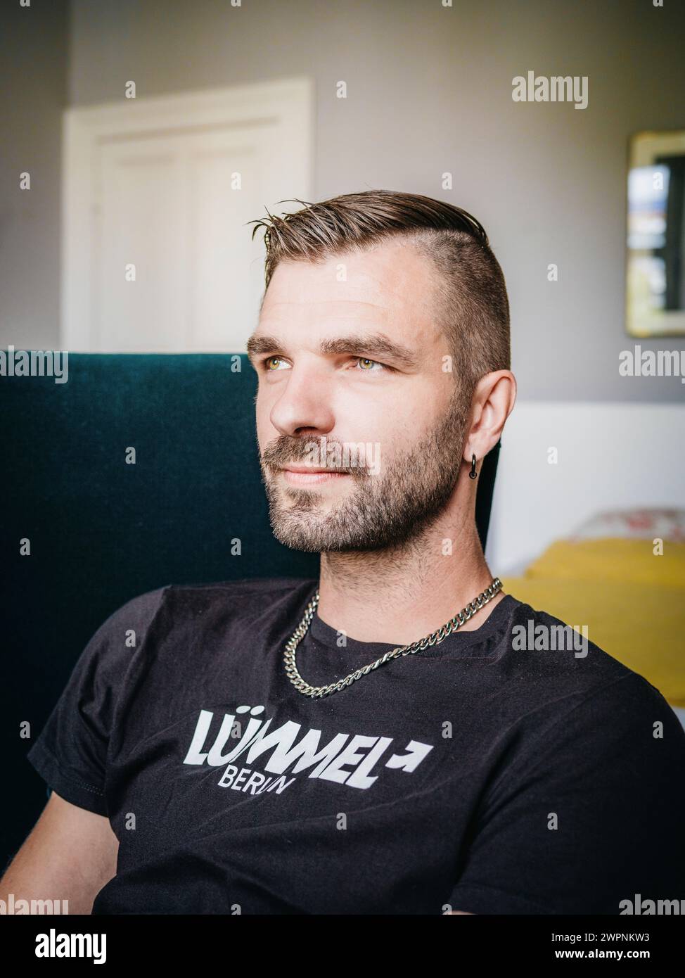 Man with short hair and three-day beard Stock Photo - Alamy