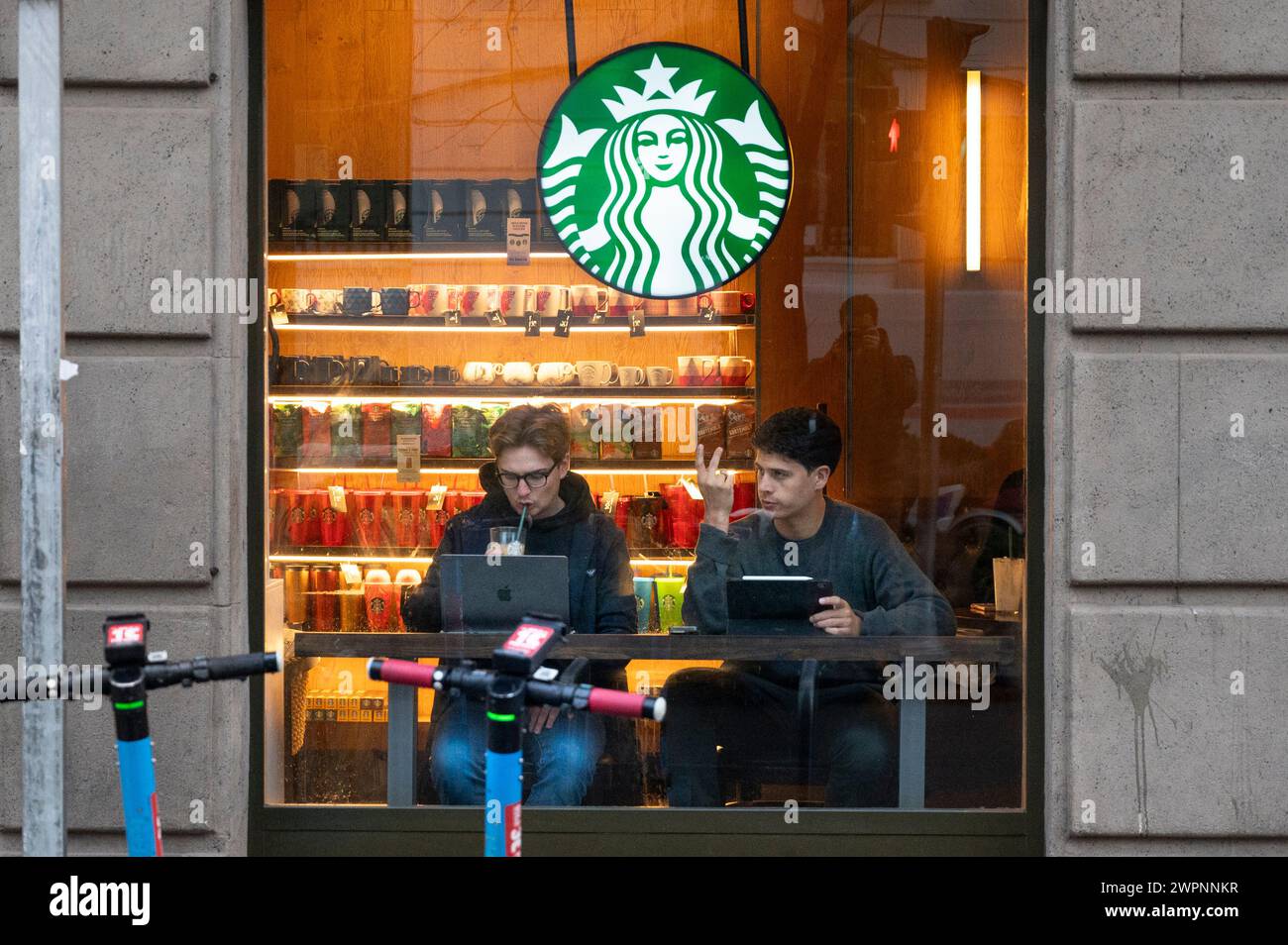 Starbucks laptops hi-res stock photography and images - Alamy