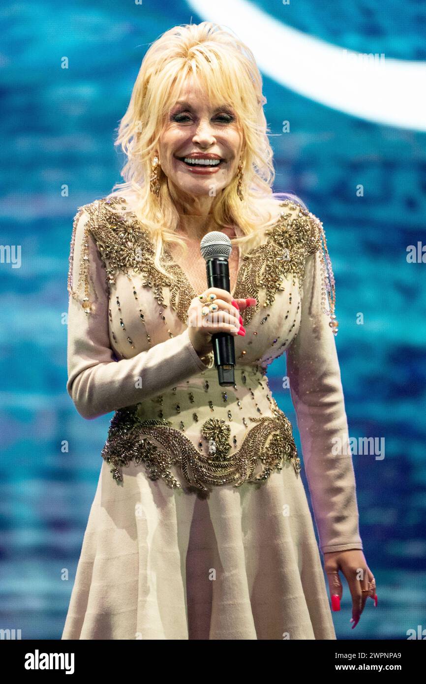 Dolly Parton appears at Dollywood's Season Passholder and Media Day on ...