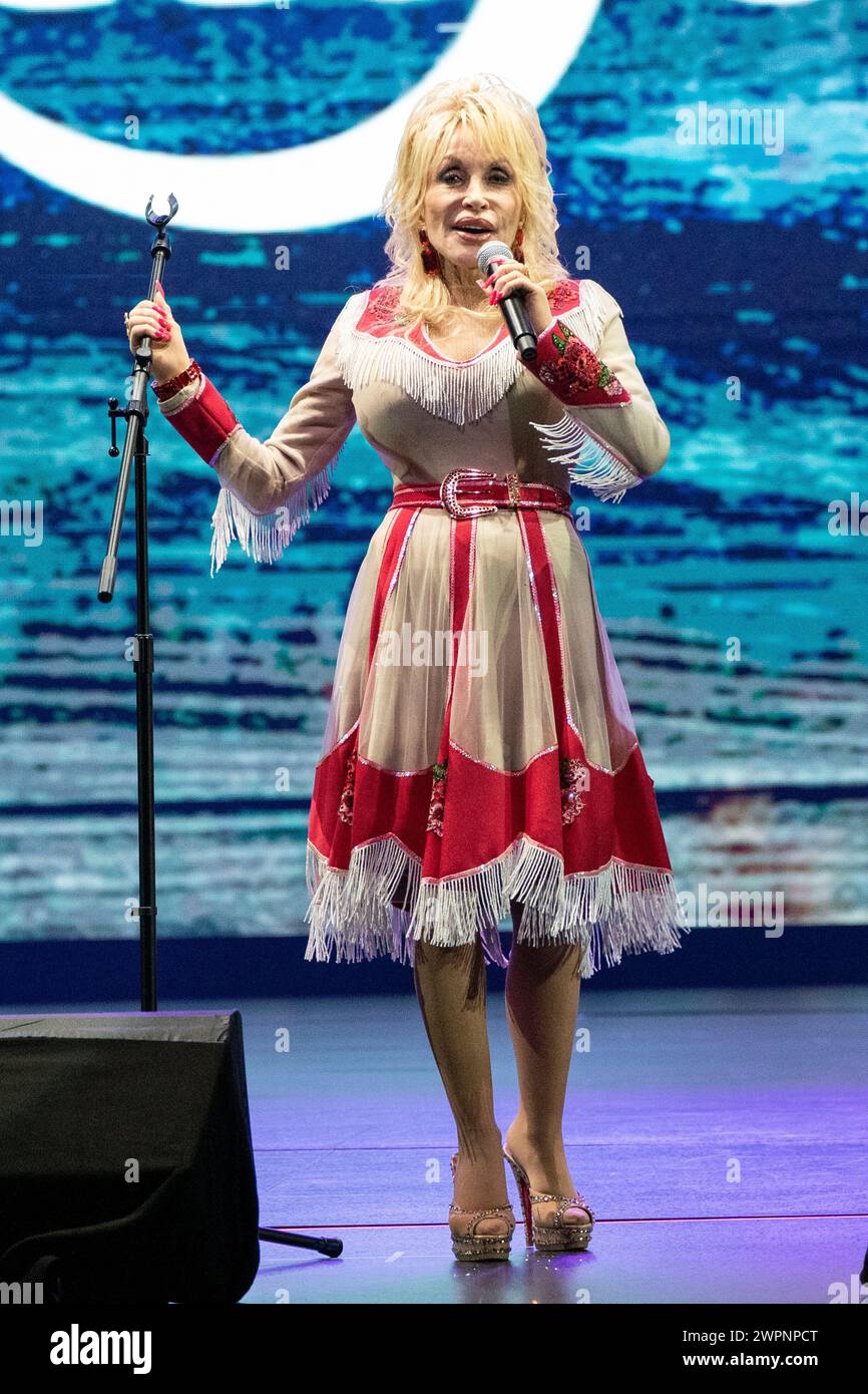 Dolly Parton appears at Dollywood's Season Passholder and Media Day on ...