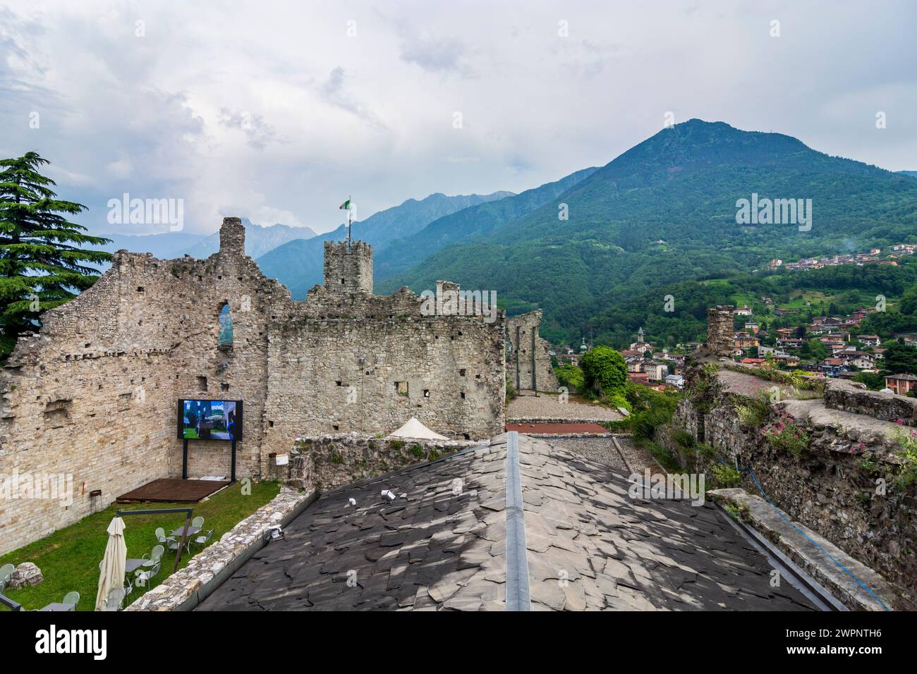 Breno castle hi-res stock photography and images - Alamy