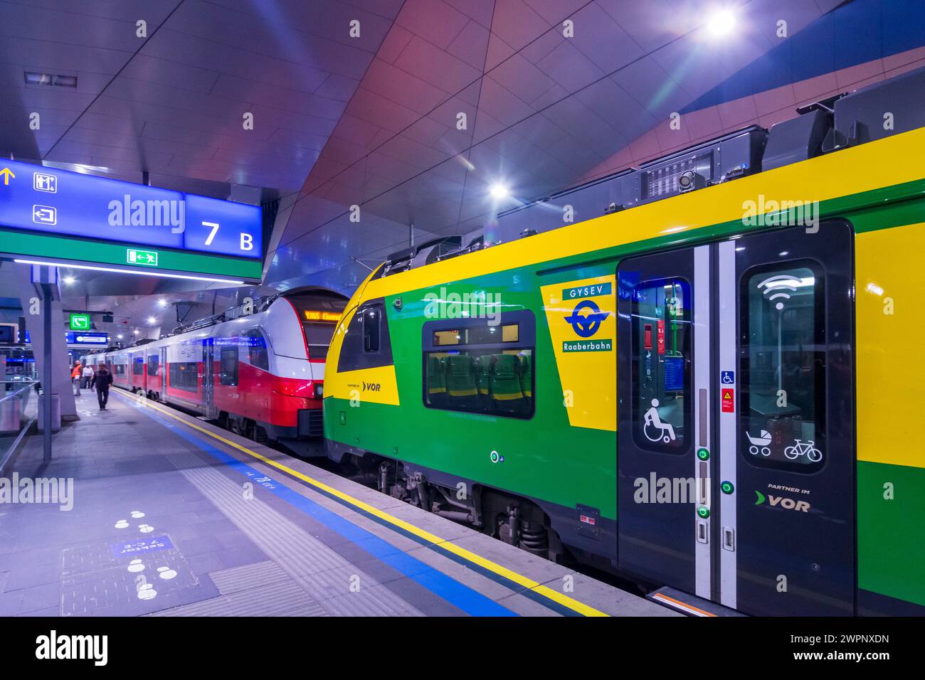 Local trains in 10 favoriten hi-res stock photography and images - Alamy