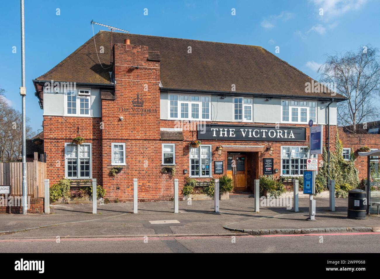 Exterior view of The Victoria pub in Tilehurst, Reading, UK with a blue ...