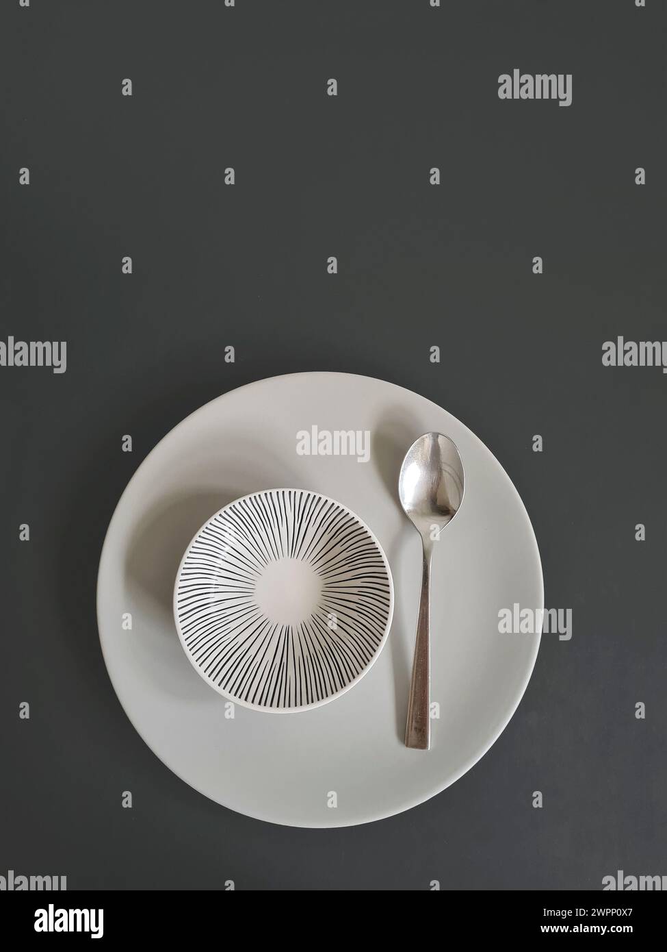Minimalist plate hi-res stock photography and images - Alamy