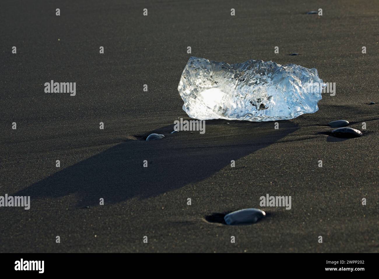 A chunk of ice washed up on "Diamond Beach" in the south of Iceland ...