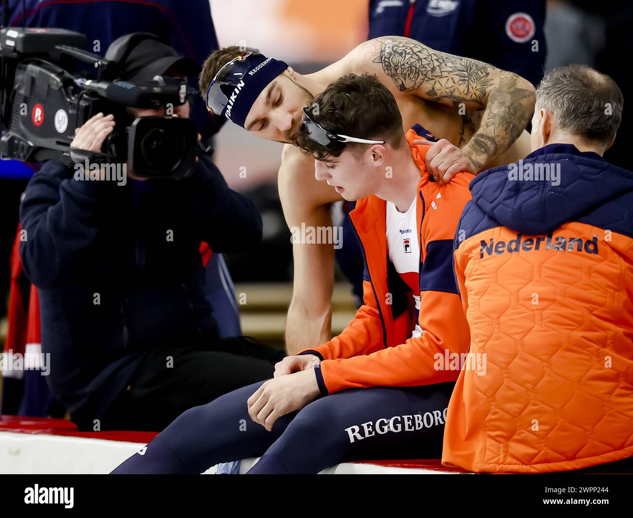 INZELL - Jenning De Boo (NED) is addressed by Kjeld Nuis (NED) after ...