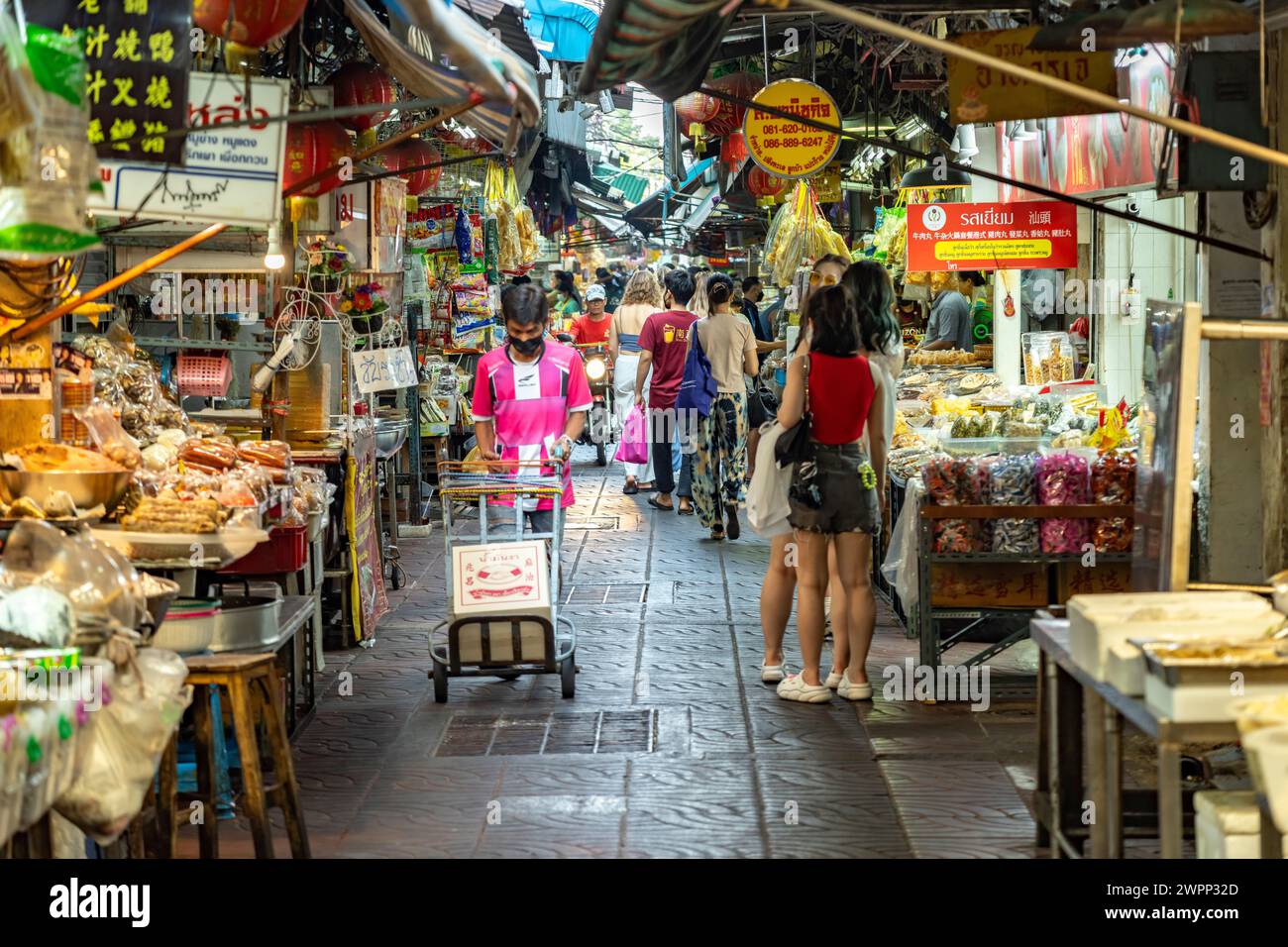 Bangkok narrow lane hi-res stock photography and images - Alamy
