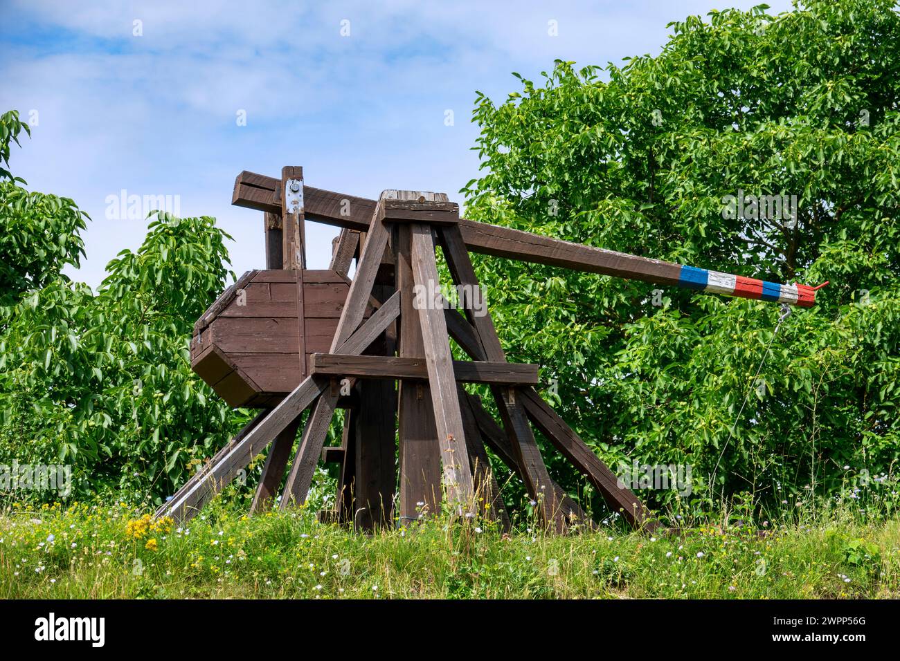 Catapult at the ruins of schaumburg castle hi-res stock photography and ...