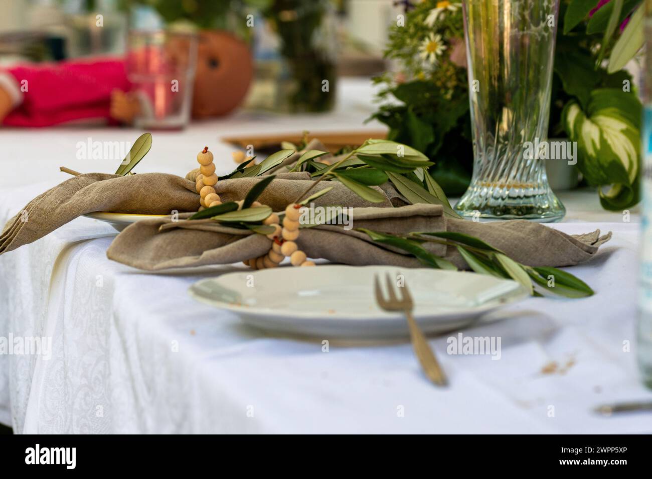 Set table hi-res stock photography and images - Alamy