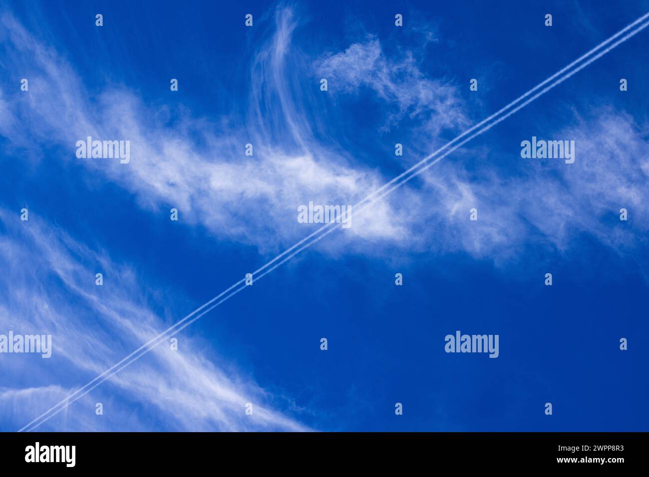 Airplanes contrail hi-res stock photography and images - Alamy
