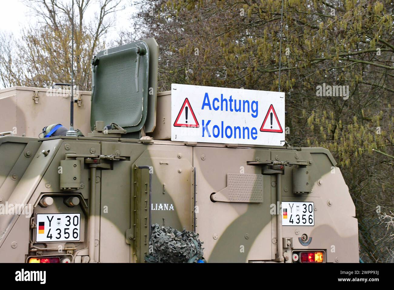 Achtung Kolonne Mit diesen Schildern werden Kolonnen der Bundeswehr ...