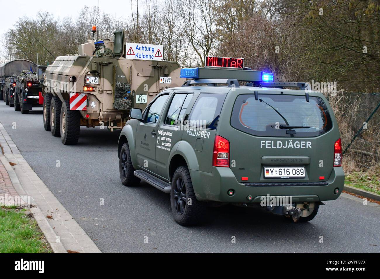 Achtung Kolonne Mit diesen Schildern werden Kolonnen der Bundeswehr ...