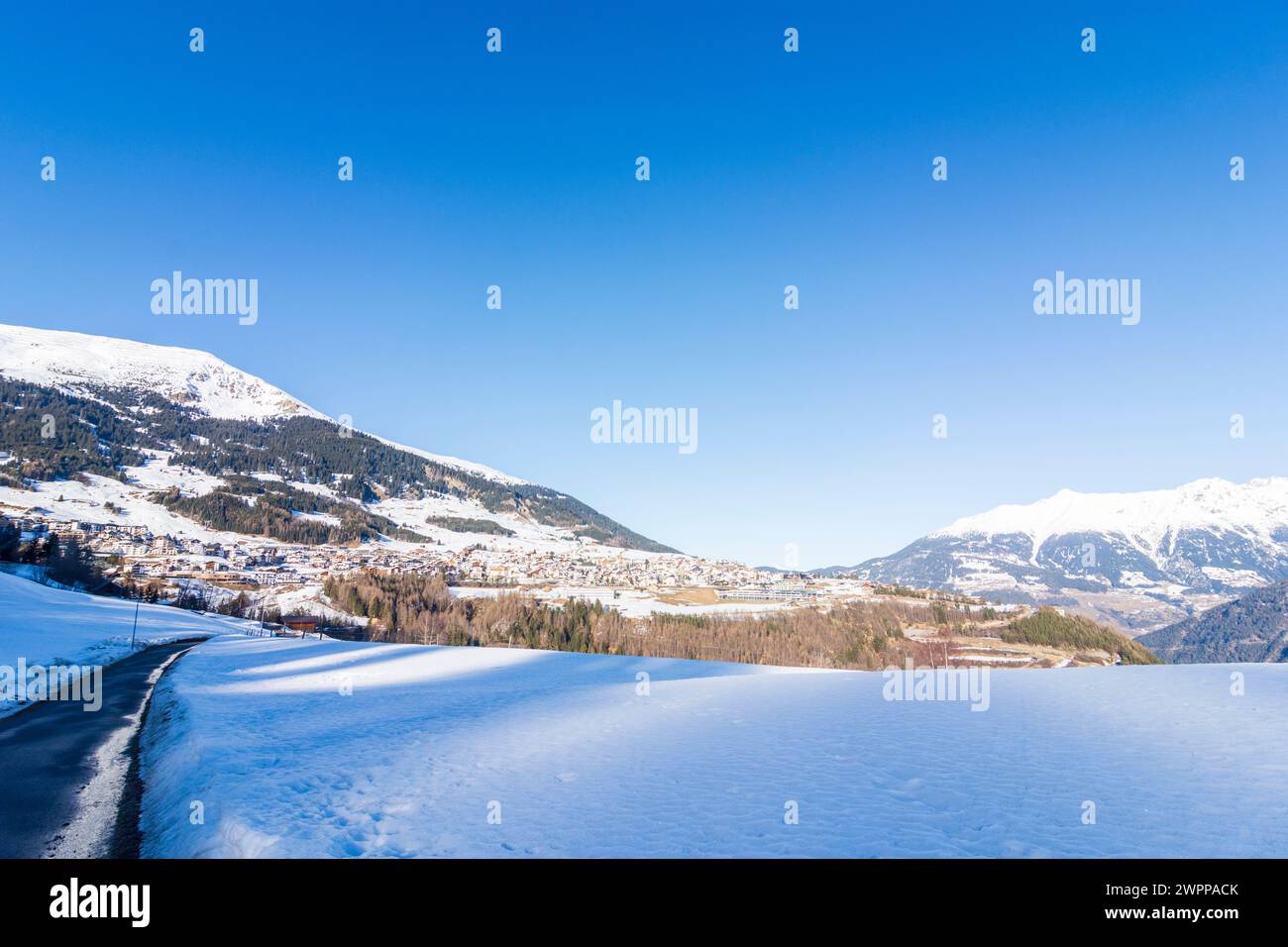 Fiss, village Fiss, Kaunergrat mountain range (right) in Serfaus-Fiss ...
