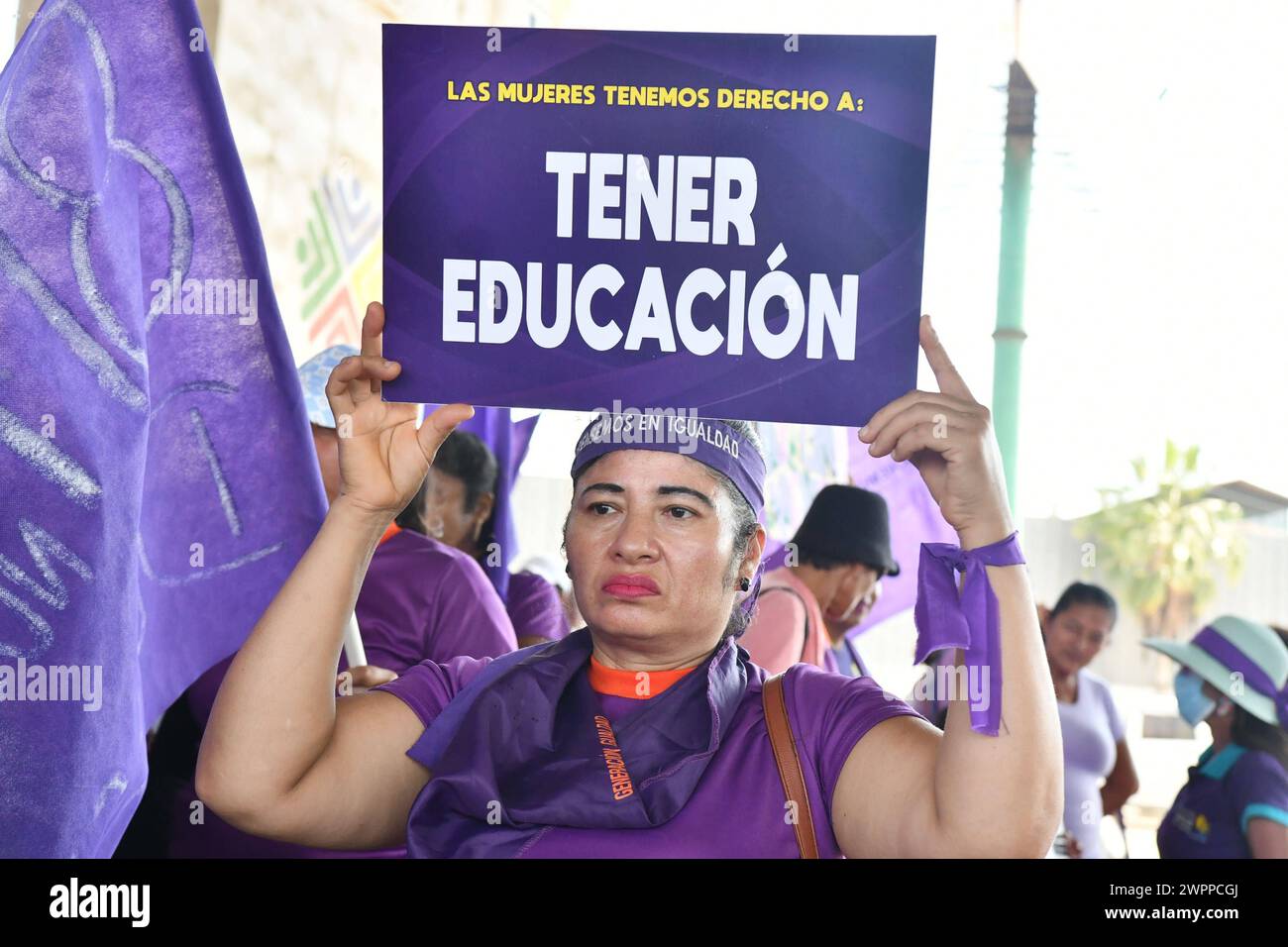MANTA-DIA DE LA MUJER PLANTON 8M Manta, 08 de marzo de 2024. Planton ...