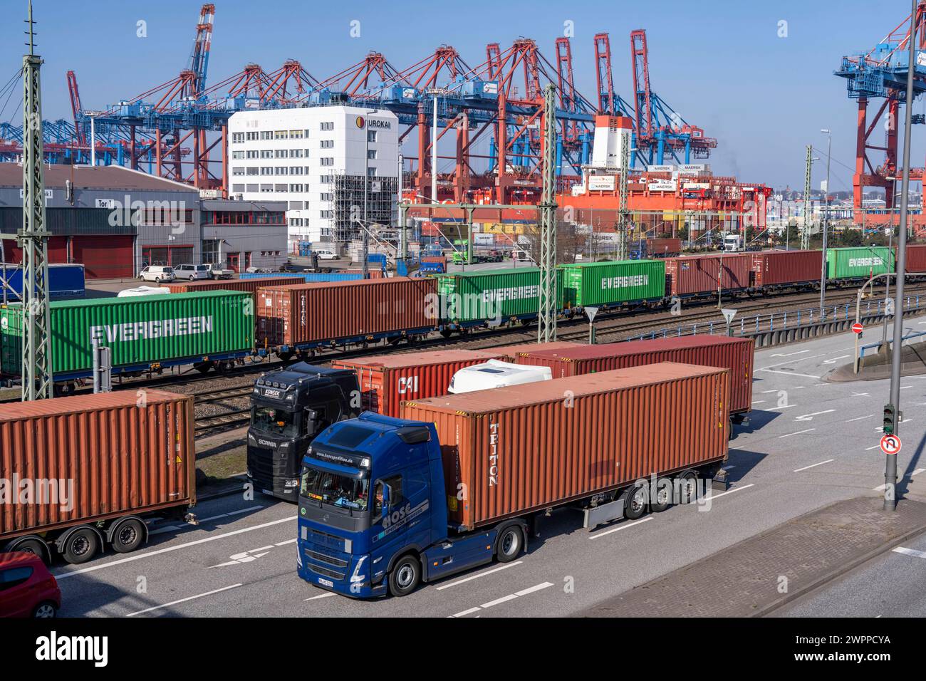 Hamburger Hafen, Waltershofer Hafen, Containerschiffe, Güterzug mit ...
