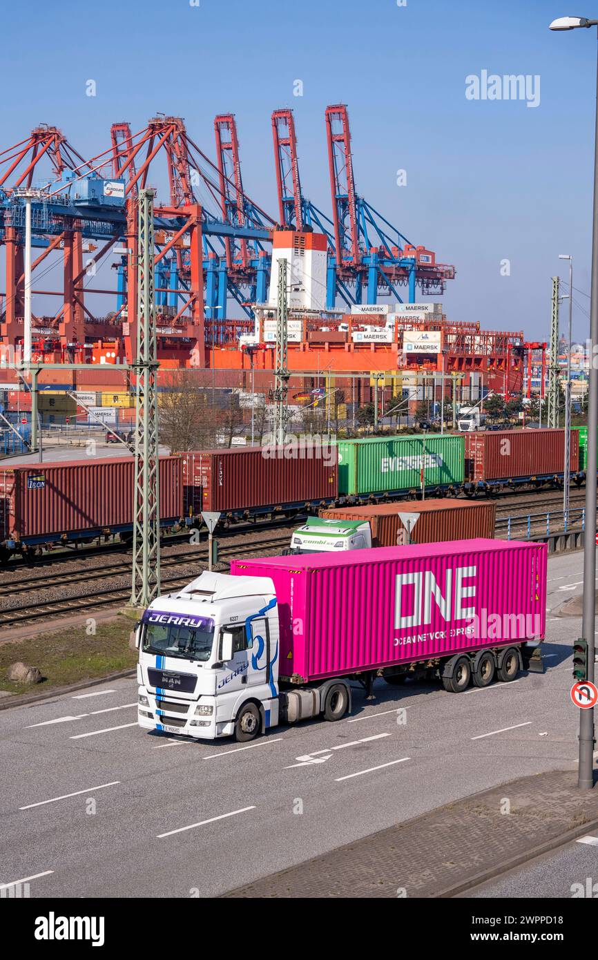 Hamburger Hafen, Waltershofer Hafen, Containerschiffe, Güterzug mit ...