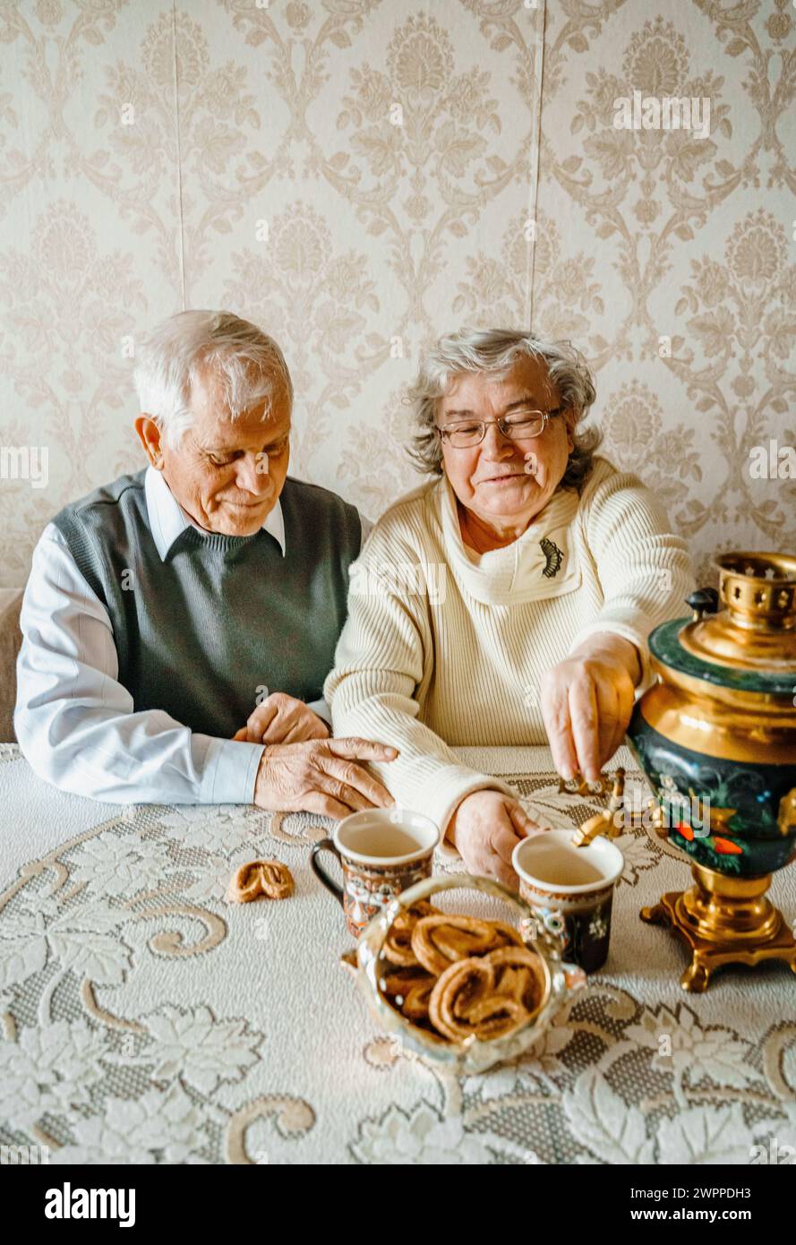 Older peop hi-res stock photography and images - Alamy