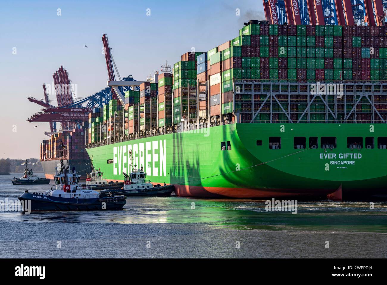 Containerschiff Ever Gifted, Ankunft im Hafen von Hamburg, Waltershofer ...