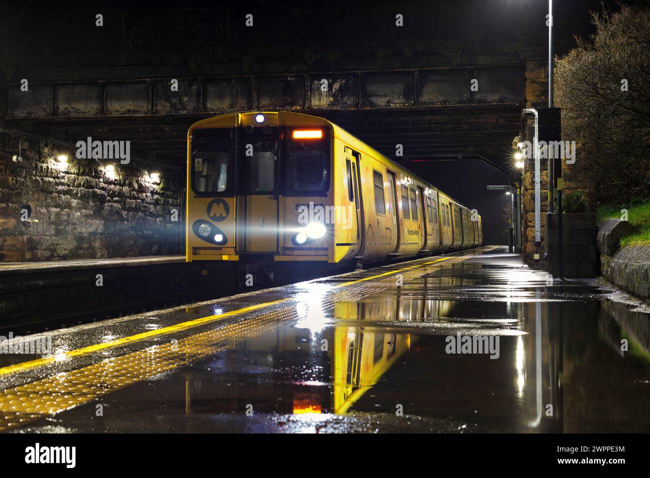 Merseyrail class 507 electric train 507016 calling at Wallasey Grove ...