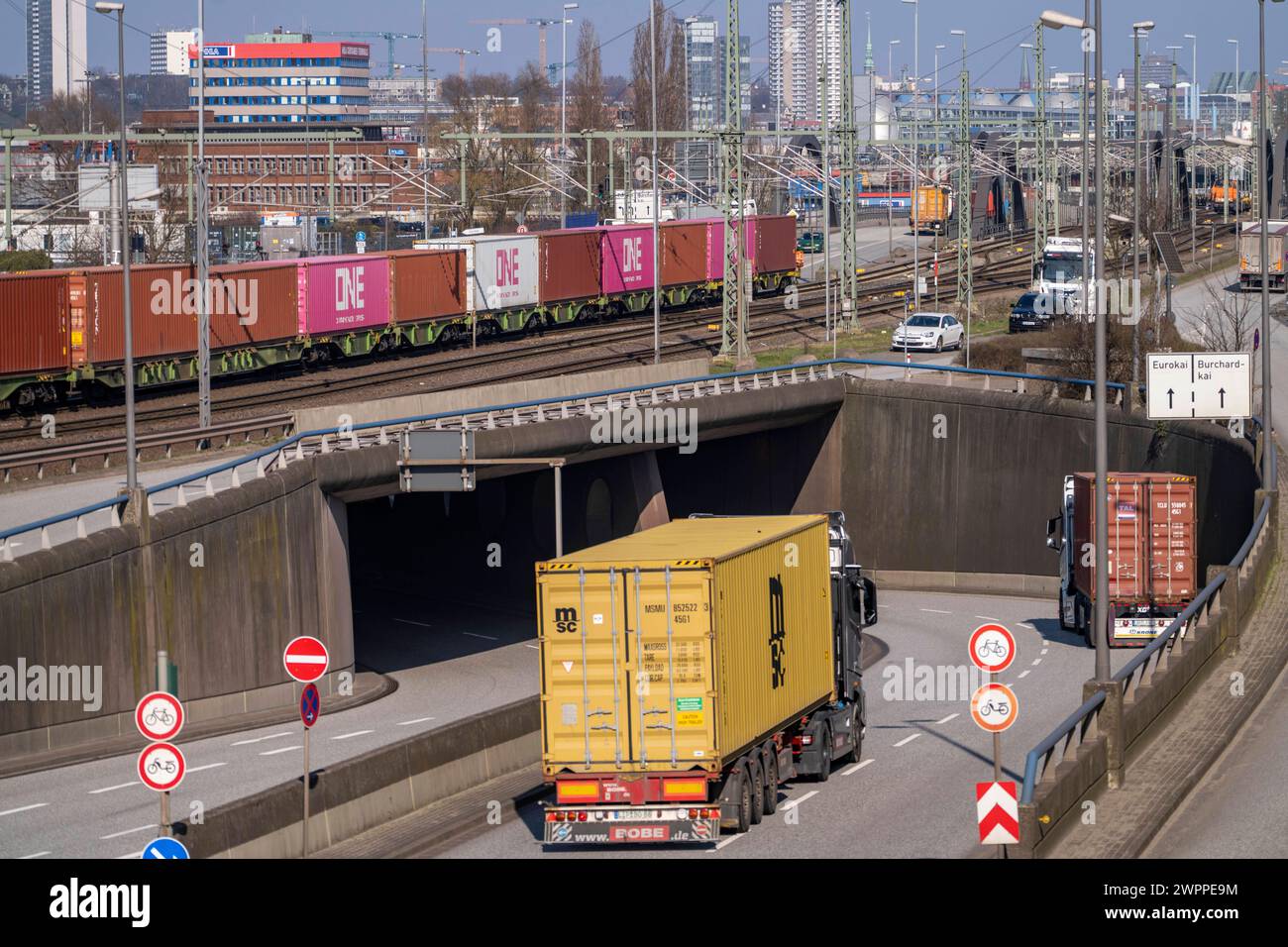 Verladung container schiff lkw hi-res stock photography and images - Alamy