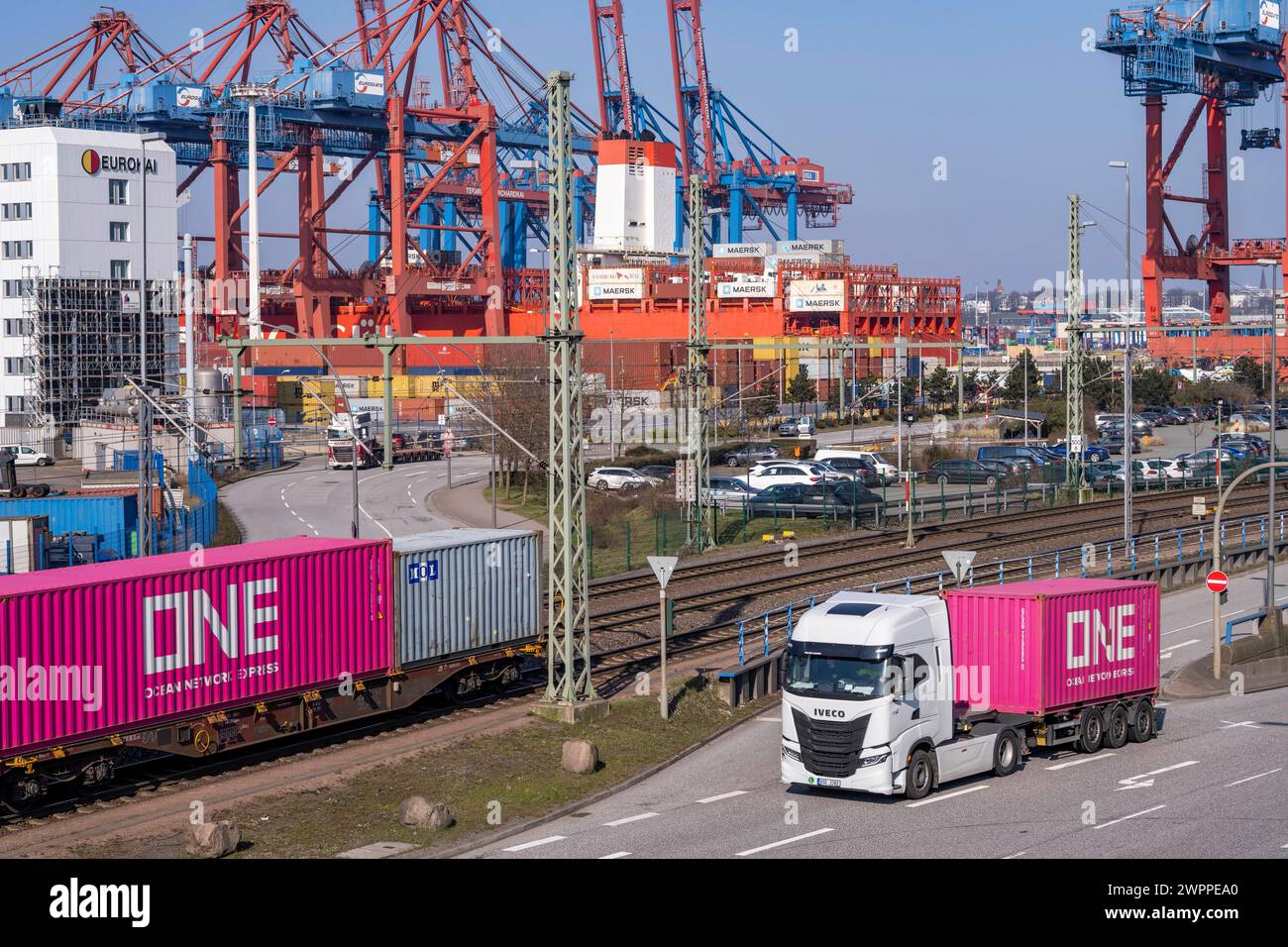 Hamburger Hafen, Waltershofer Hafen, Containerschiffe, Güterzug mit ...