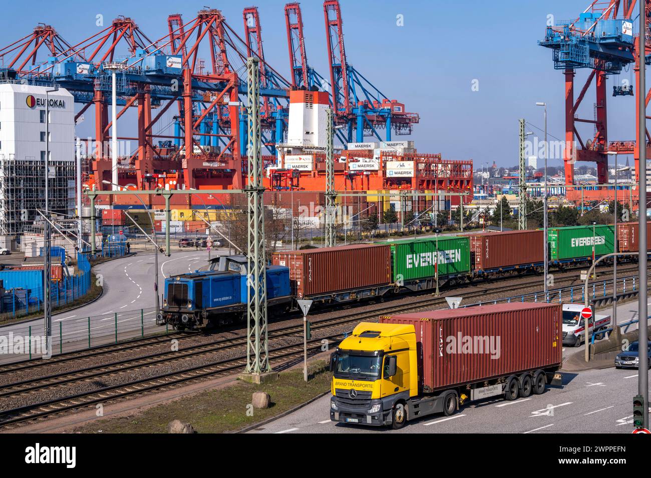 Hamburger Hafen, Waltershofer Hafen, Containerschiffe, Güterzug mit ...
