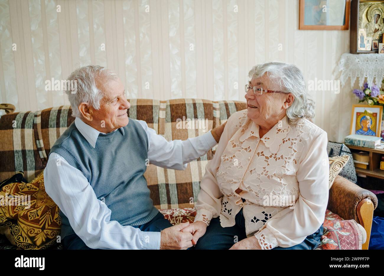 Old woman kissing looking hi-res stock photography and images - Alamy
