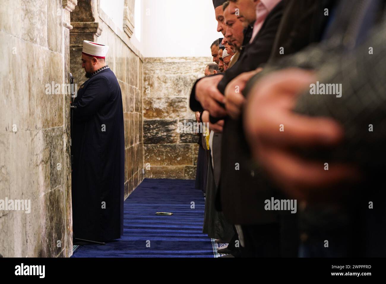 Iraq mosque praying hi-res stock photography and images - Alamy
