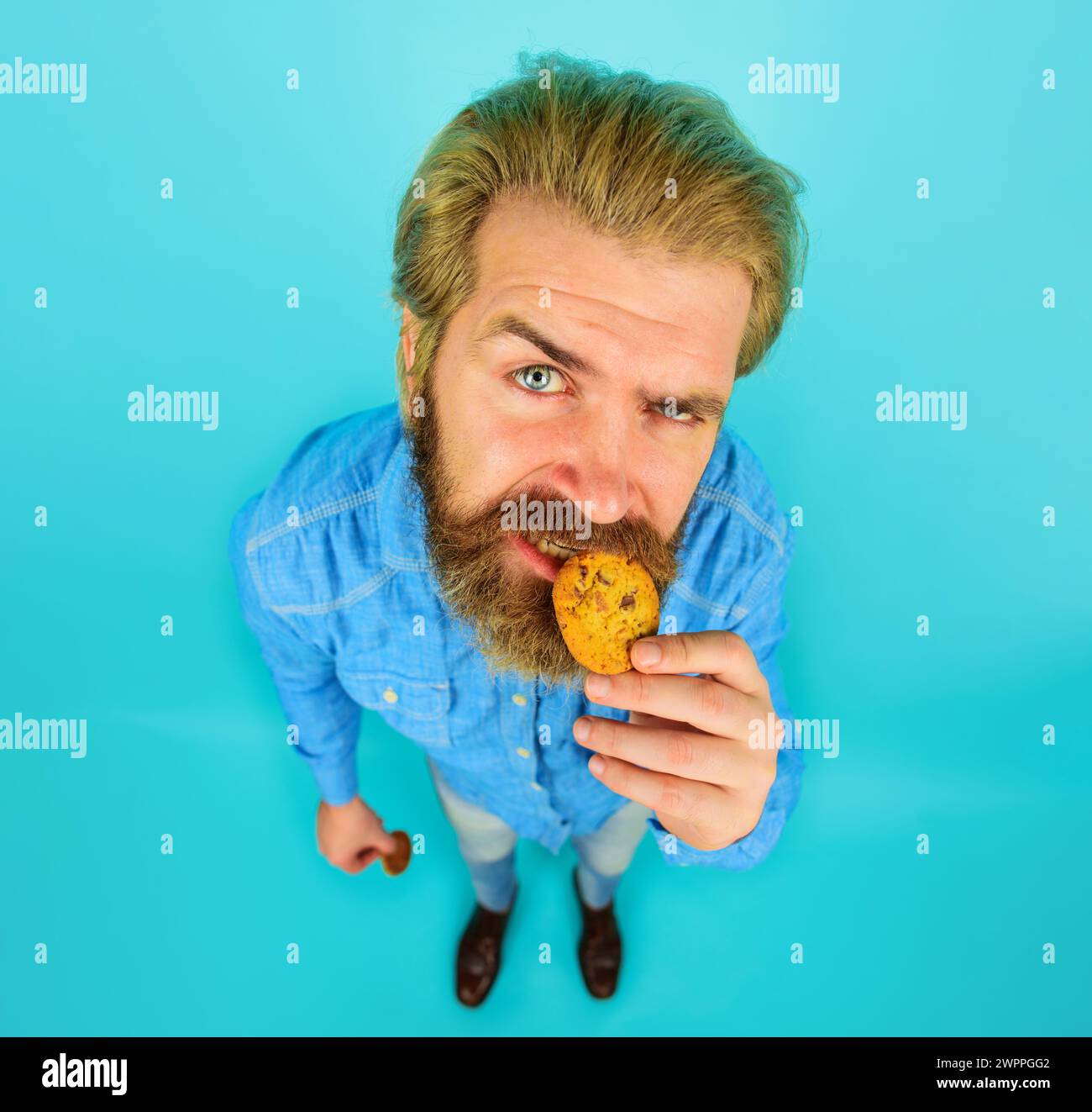 Man eating snack not woman hi-res stock photography and images - Alamy