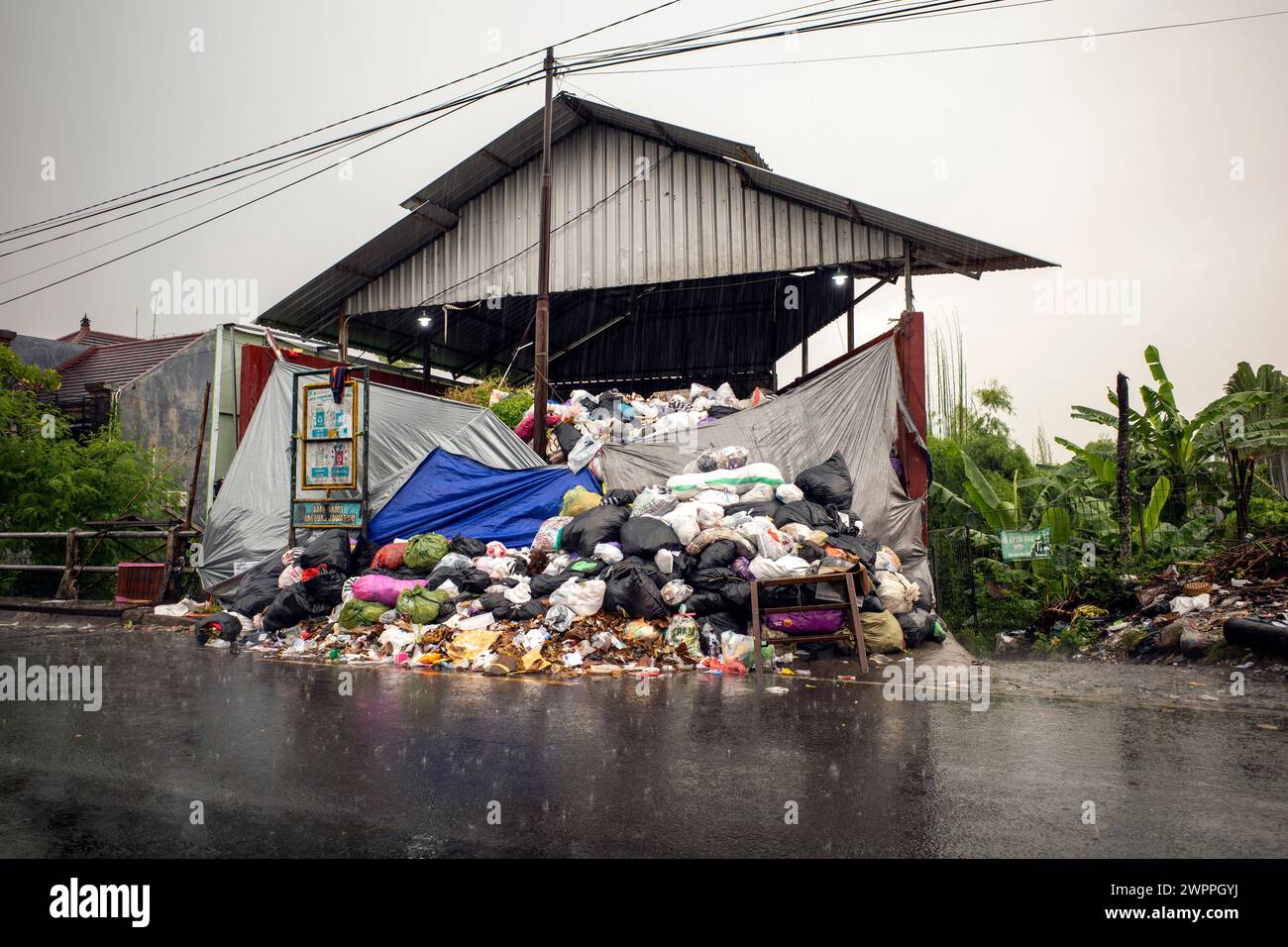 The garbage disposal depot in Yogyakarta, Indonesia temporarily closed ...