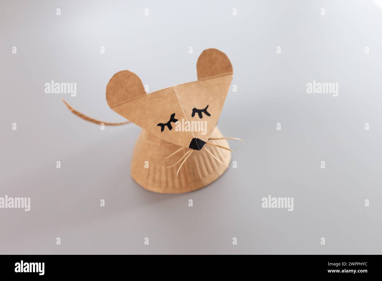 how to make a paper plate mouse craft Stock Photo - Alamy