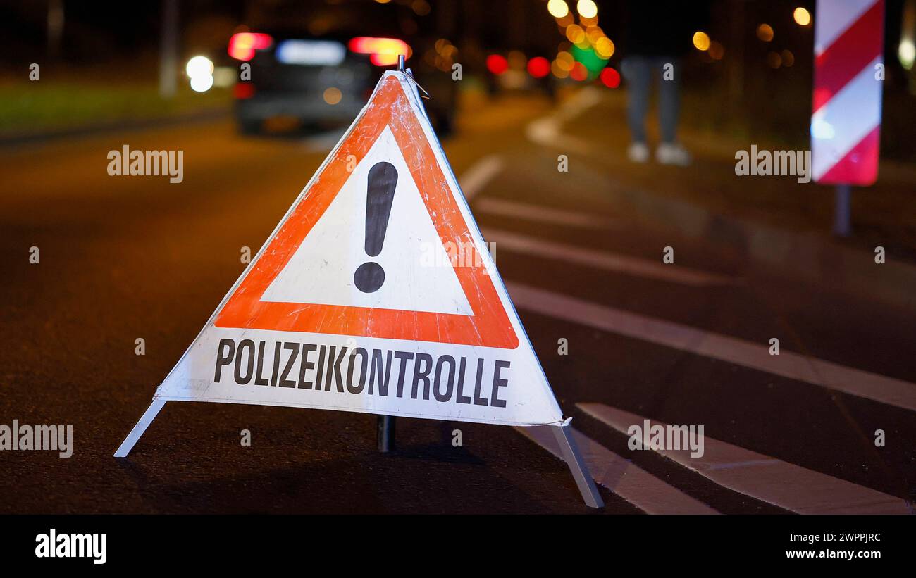 Polizei mit schild hi-res stock photography and images - Alamy