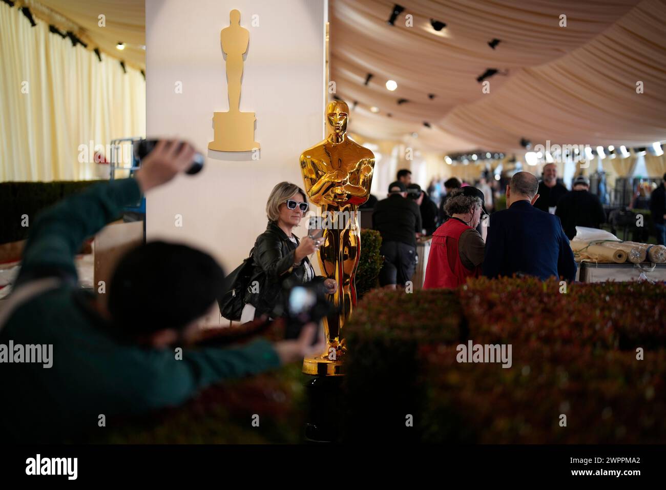 People take pictures of an Oscar statue along red carpet ahead of the ...