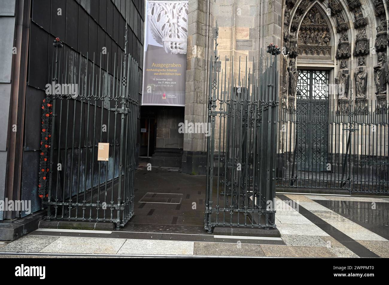 Kölner Dom der Eingang zur Domschatzkammer *** Cologne Cathedral the ...