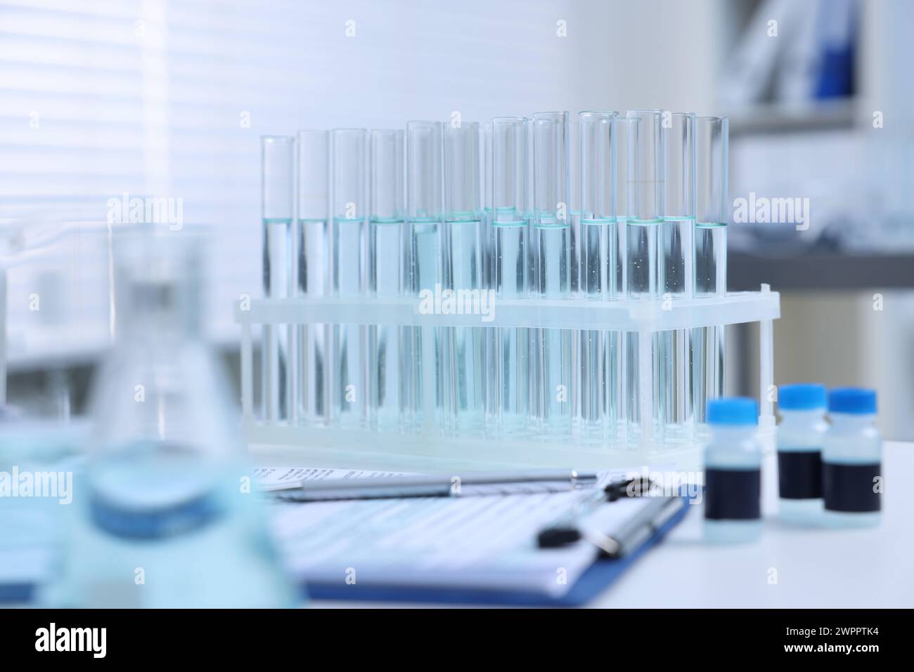Samples analysis test tubes hi-res stock photography and images - Alamy