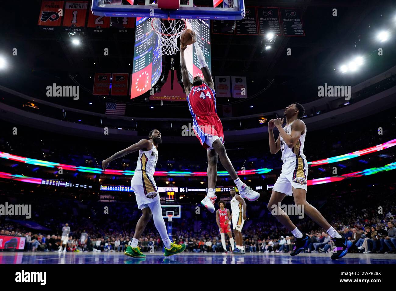 Philadelphia 76ers' Paul Reed, center, goes up for a dunk between New ...