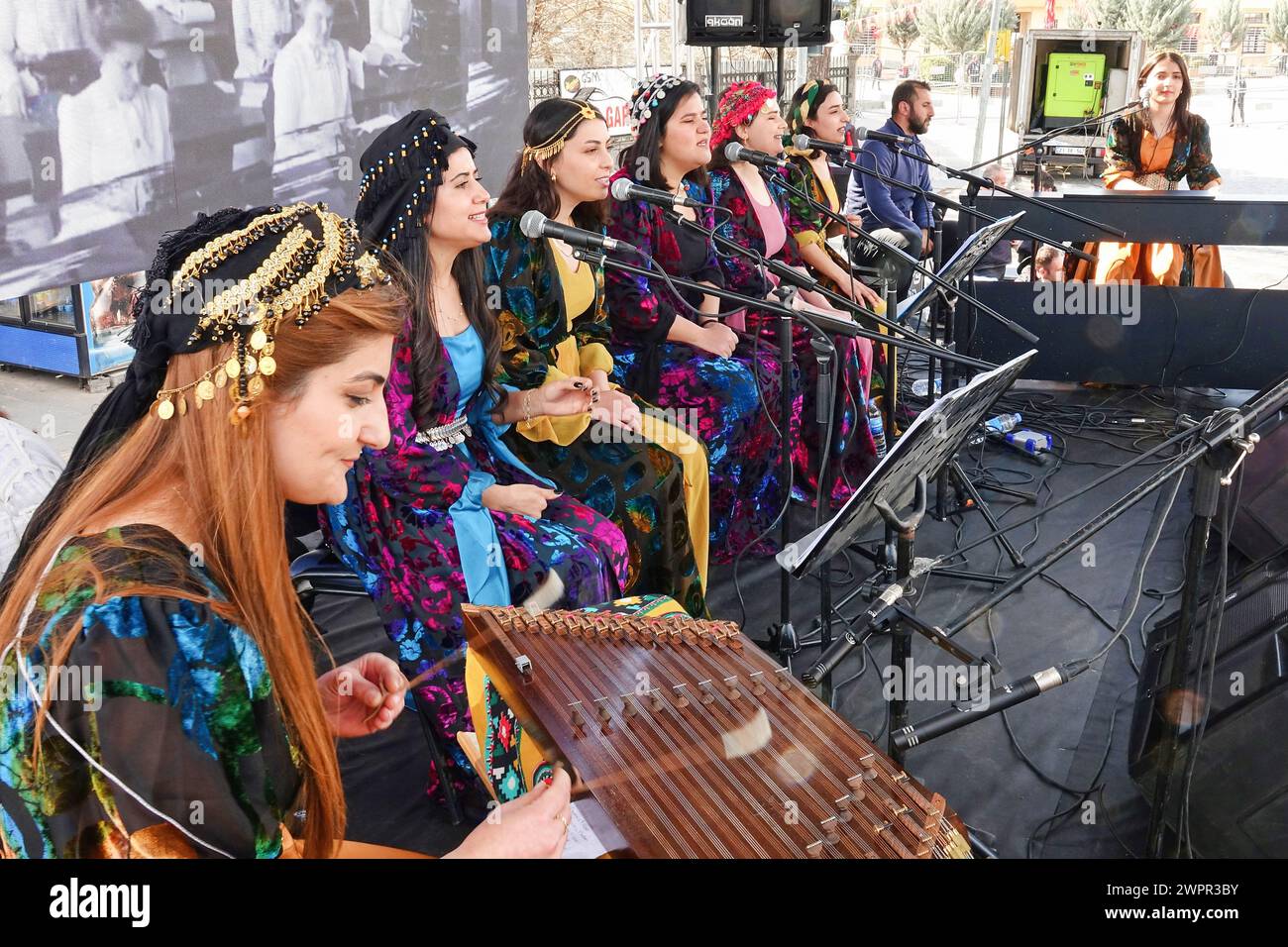 Women artists turkey hi-res stock photography and images - Alamy